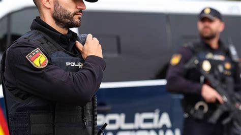 Un Hombre Se Entrega A La Policía Tras Atrincherarse Con Una Catana Y