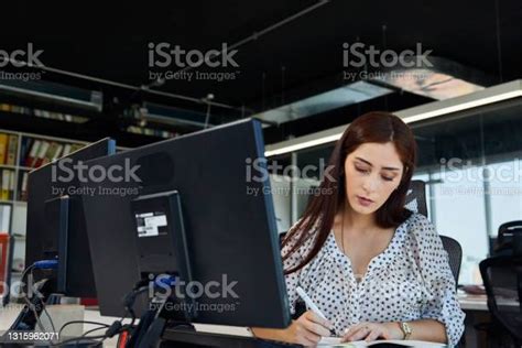 젊고 아름답고 힘을 얻은 여성 기업가 사무실에서 일하고 노트북에 메모를 작성 20 29세에 대한 스톡 사진 및 기타 이미지