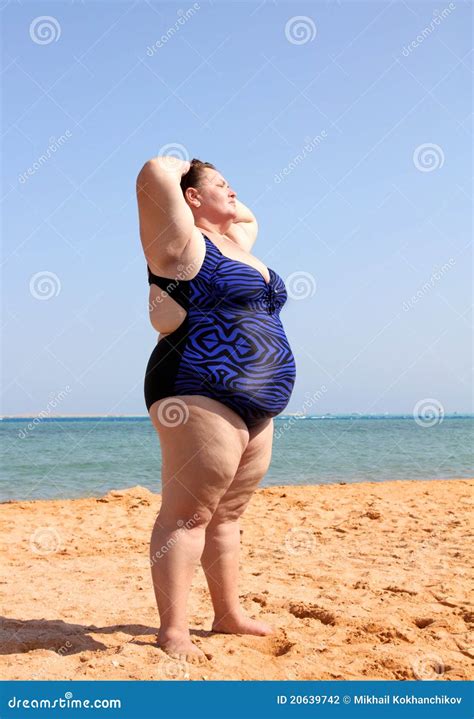 Mujer Gorda En La Playa Con Las Manos Para Arriba Foto De Archivo