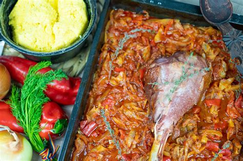 Varză Călită Cu Ciolan Afumat De Curcan La Cuptor Penes