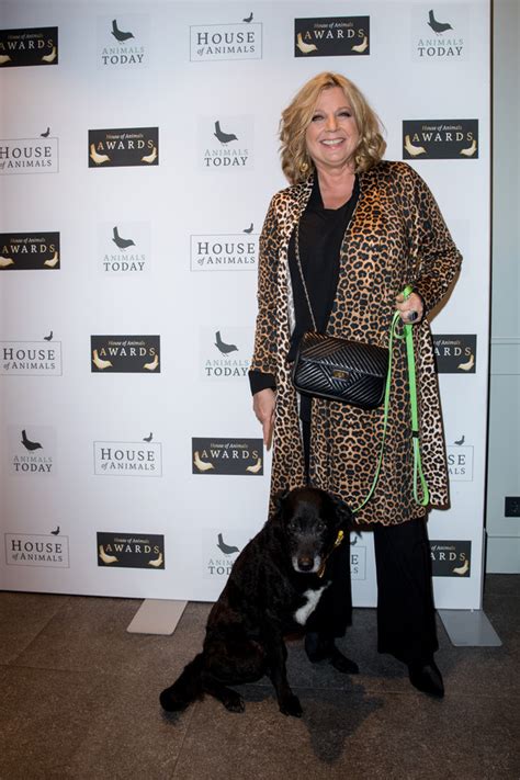 Einde Van Koffietijd Betekent Ook Einde Van Loretta Schrijvers Kleurrijke En Zwierige Kleding