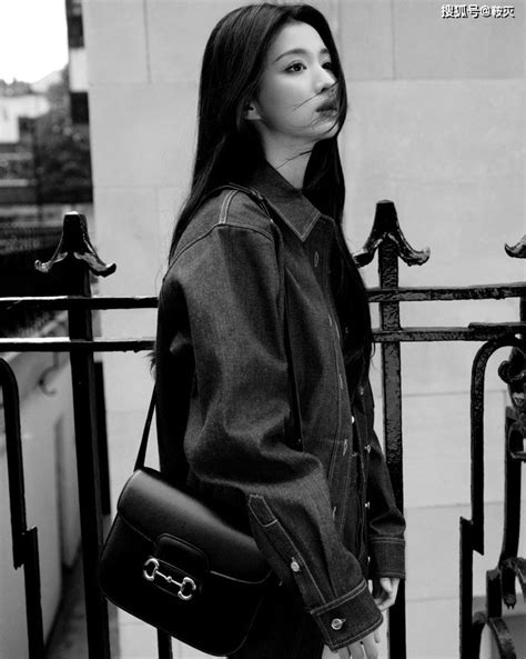 王楚然晒生活照，穿牛仔衣服