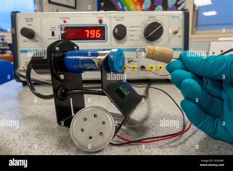 measuring alpha radiation of a small radioactive source using a geiger