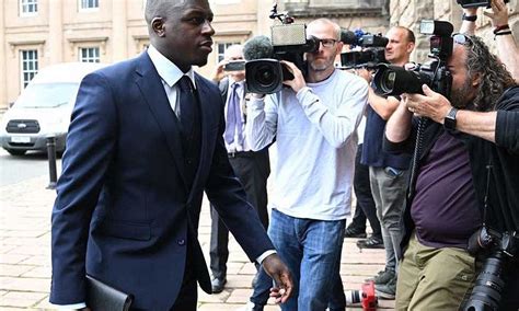 براءة مندي مدافع مانشستر سيتي من 6 تهم بالاغتصاب والاعتداء الجنسي