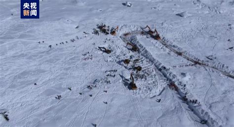 西藏林芝派墨公路雪崩堆积区救援通道打通北京日报网