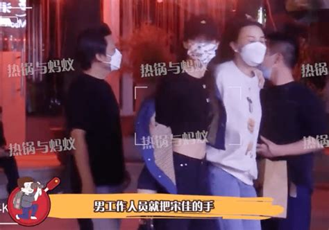 因戏生情？金晨王安宇被拍深夜聚会后同回小区 搜狐大视野 搜狐新闻