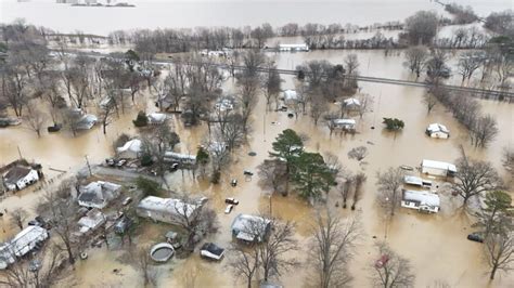 Flood Weary Rives Tennessee Begins Cleanup As Officials Call For Levee