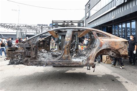 The Burnt Mercedes Eqe Sedan Is Transferred For A Thorough Investigation In Incheon News1