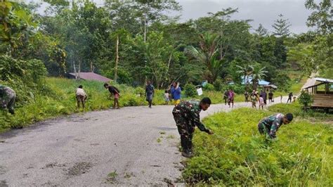 Hilangkan Suasana Mencekam Satgas Yonif 133 Ys Bersih Bersih Bersama