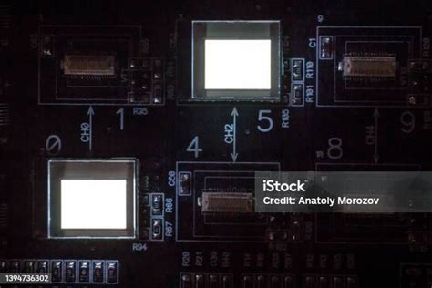 Proses Memeriksa Beberapa Layar Oled Di Stasiun Pengujian Menampilkan Cahaya Terang Foto Stok