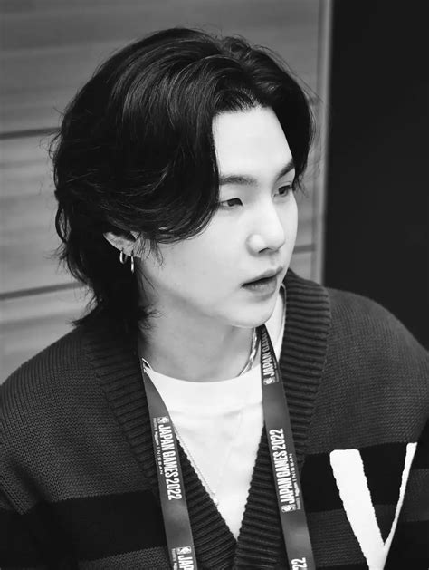 Pesona Suga Bts Dengan Rambut Gondrong Aura Ketampanannya Bikin Salfok