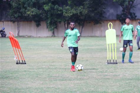 Persebaya Tegur Elisa Basna Soal Aksi Injak Perut Pemain Psis