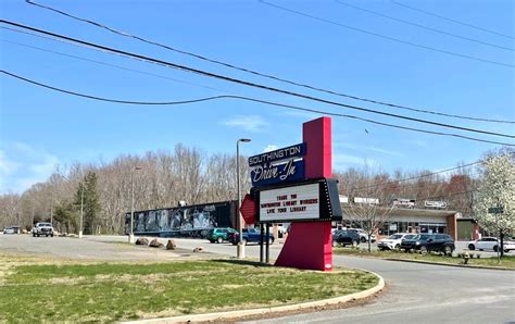 This Nostalgic Connecticut Drive In Theater Still Shows Movies Under