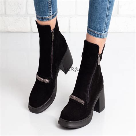 Дамски боти на ток в черно Kiara Обувки