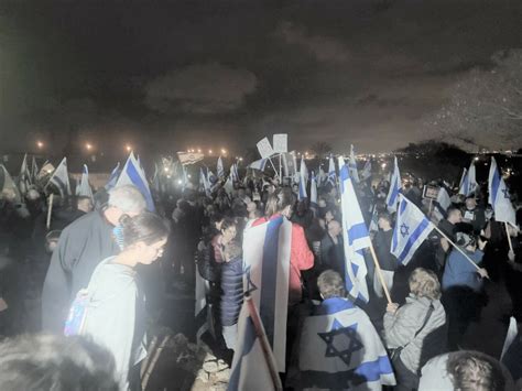 הפגנות ביבנה מחר מוצאי שבת 2 הפגנות בעד ונגד הרפורמה המשפטית ארגוני הימין מארגנים לראשונה