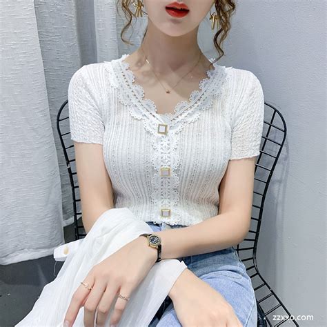 紫色冰丝针织衫女短袖v领t恤2020夏季新款薄款拼接锁骨蕾丝上衣潮，白色，金黄色，淡紫色性感丰满包裹胸部衣服，漂亮小姐姐美女。zzxxo