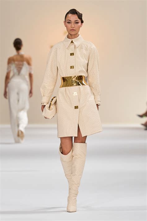 كيف تنسقين الأحزمة العريضة لإبراز الخصر من منسقة الأزياء هي مجلة هي