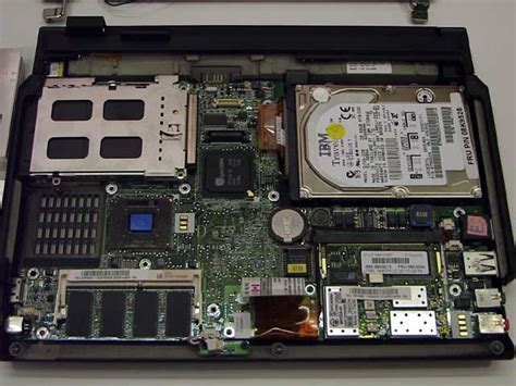 Ibm、ピアノ調ボディのサブノート「thinkpad I S30」 Ibm、ピアノ調ボディのサブノート「thinkpad I S30」