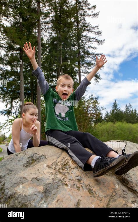 Issaquah Washington Usa Die 11 Jährige Schwester Schleicht Sich
