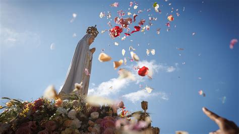 Santuário De Fátima Menschen Aus Fünf Erdteilen Kommen Nach Fatima Zur