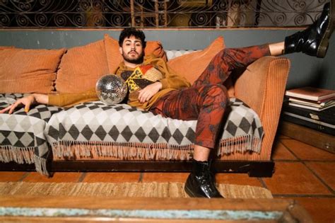 O Cantor E Compositor John Bianchi Lança “timidez” Evidencie Se