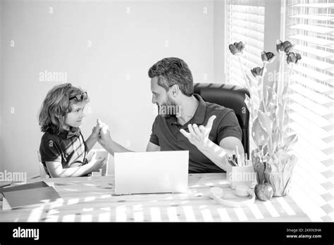 Padre E Hijo Sorprendidos Usan La Computadora En Casa Blog De La