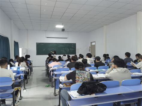 上课场景1郑州墨客教育咨询有限公司电话18339252518专注升学规划与生涯发展的站式教育服务机构！