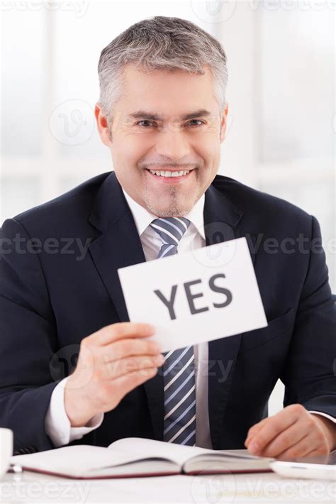 Hombre De Cabello Gris Alegre Aprobado Con Ropa Formal Sosteniendo Un Papel Con Un Signo De Sí