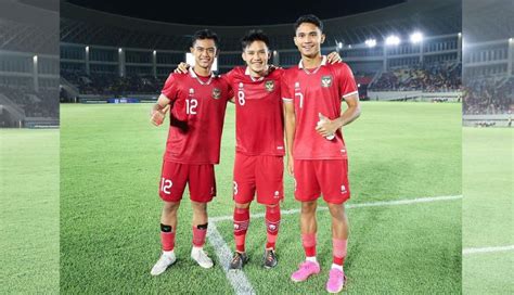 Marselino Ferdinan Foto Bareng ‘bapak Bapak Bikin Riuh