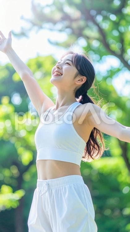 健康的な女性深呼吸 No 33078378｜写真素材なら「写真ac」無料（フリー）ダウンロードok