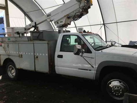 Chevrolet 2002 Bucket Boom Trucks
