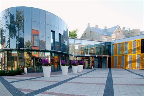 Trīs Vīri Live Līdzi Ar Vēl Joprojām Kautrīgiem Sniegpulkstenīšu