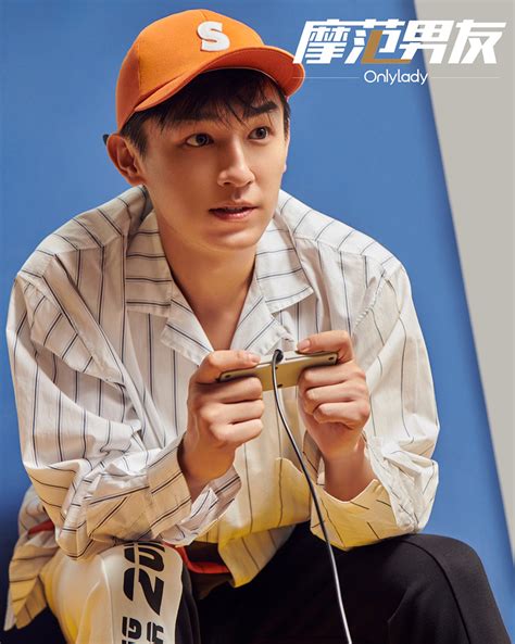 杨旭文最新写真曝光 化身电玩小子“另类宅”