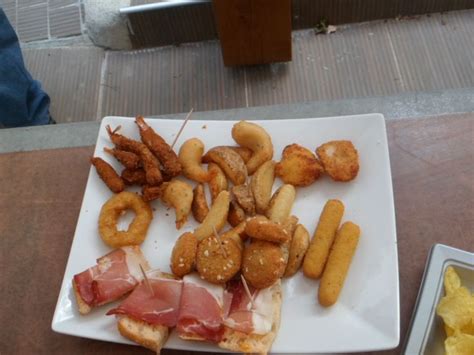 Assiette De Tapas Préparée Par Les Voisins Au Camping Pin Parasol Près De Vias