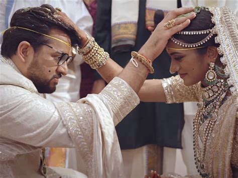 హల్దీ ఫొటోలు షేర్‌ చేసిన పీవీ సింధు దత్తపై ప్రేమను కురిపిస్తూ Pv Sindhu Shares Haldi