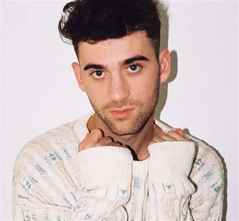 Little Indie La Artist Alexander 23 Is ‘caught In The Middle