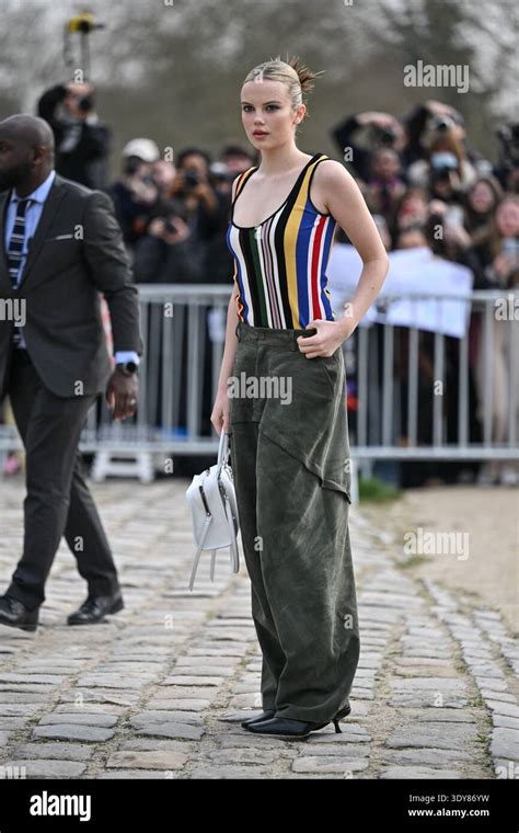 Isla Johnston Arriving At The Loewe Show During Fashion Week In Paris