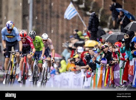 Glasgow Mathieu Van Der Poel R Battles Wout Van Aert Mads Pedersen