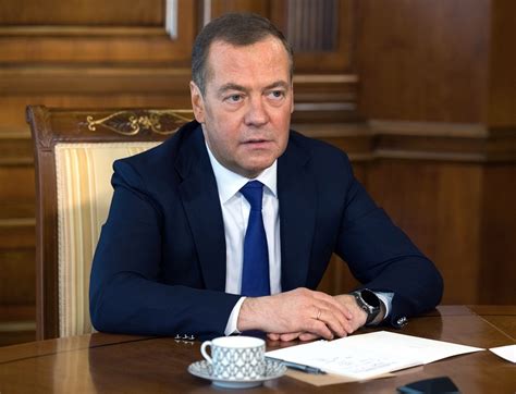 مدفيديف يحذر الغرب من دفع روسيا لاستخدام ترسانتها النووية Rt Arabic