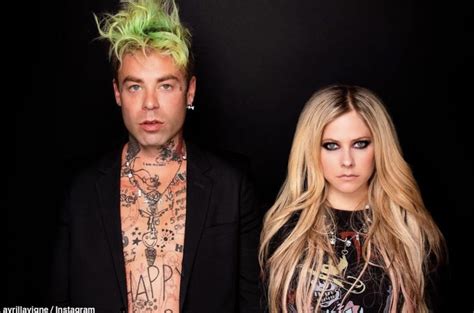 アヴリル・ラヴィーン、恋人モッド・サンとビーチで情熱的なキスを交わす[写真・動画あり] Tvgroove