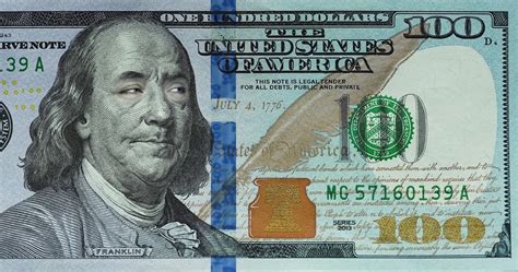 Retrato De Benjamín Franklin Expresando Diferente Emociones A Cámara En Un Cien Dólar Factura