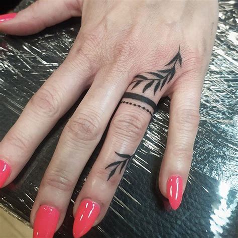 40 Unique Wedding Ring Tattoos For Couples 2021 Yourtango