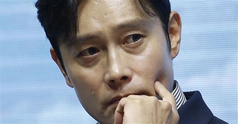 생각에 잠긴 이병헌