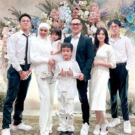 7 Potret Keluarga Akhmad Fadli Yang Disebut Berparas Rupawan Foto 1