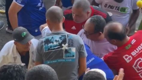 Vendedor Escorrega Em Arquibancada Perde Mercadoria E Torcida Baiana