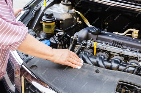 Toallitas Para Las Manos Polvo Y Suciedad Del Coche Bajo El Capó