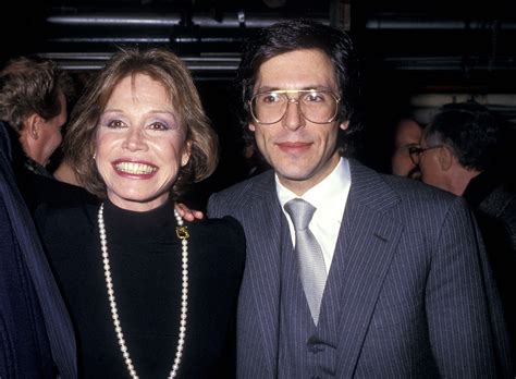 Mary Tyler Moore Married 15 Years Younger Doctor She Called At 3 Am