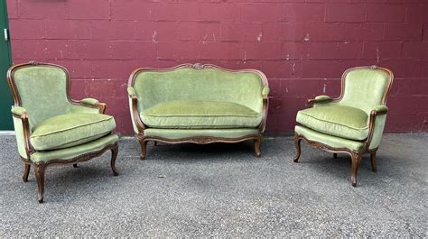 Small Louis Xv Style Sette And Matching Pair Of Armchairs In Green Velvet At 1stdibs Green Sette