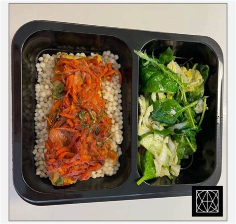 Jūros Lydeka Užkepta Morkomis Ir Svogūnais Pateikiama Su Perliniu