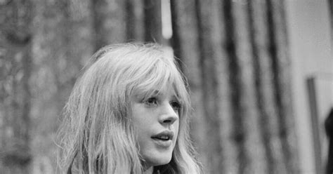 Video Mirusi Britu Dziedātāja Marianna Feitfula Liepajniekiemlv